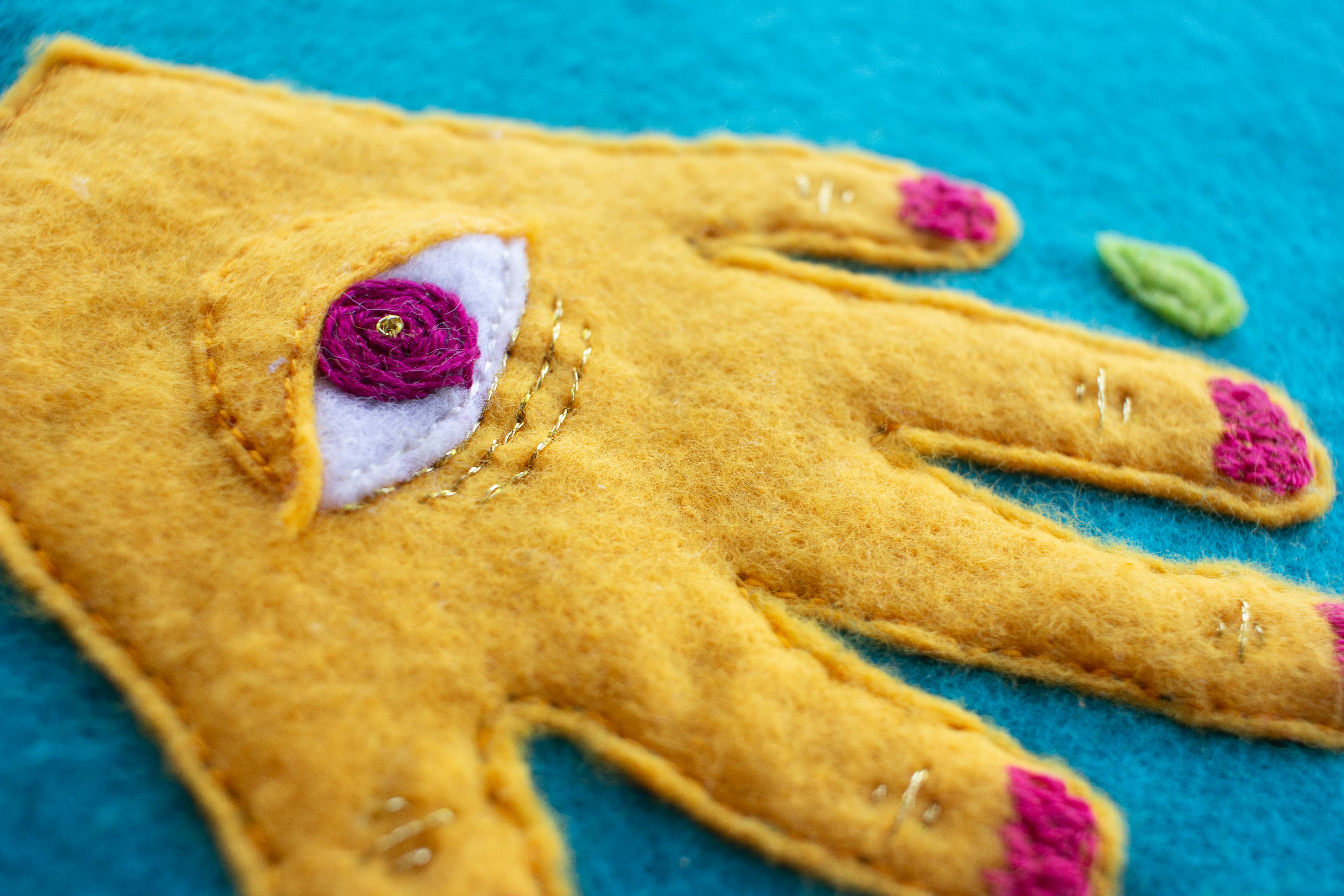 Si Llorar Está Prohibido, Llorá Hasta Por Las Manos – VIOLETA MORA