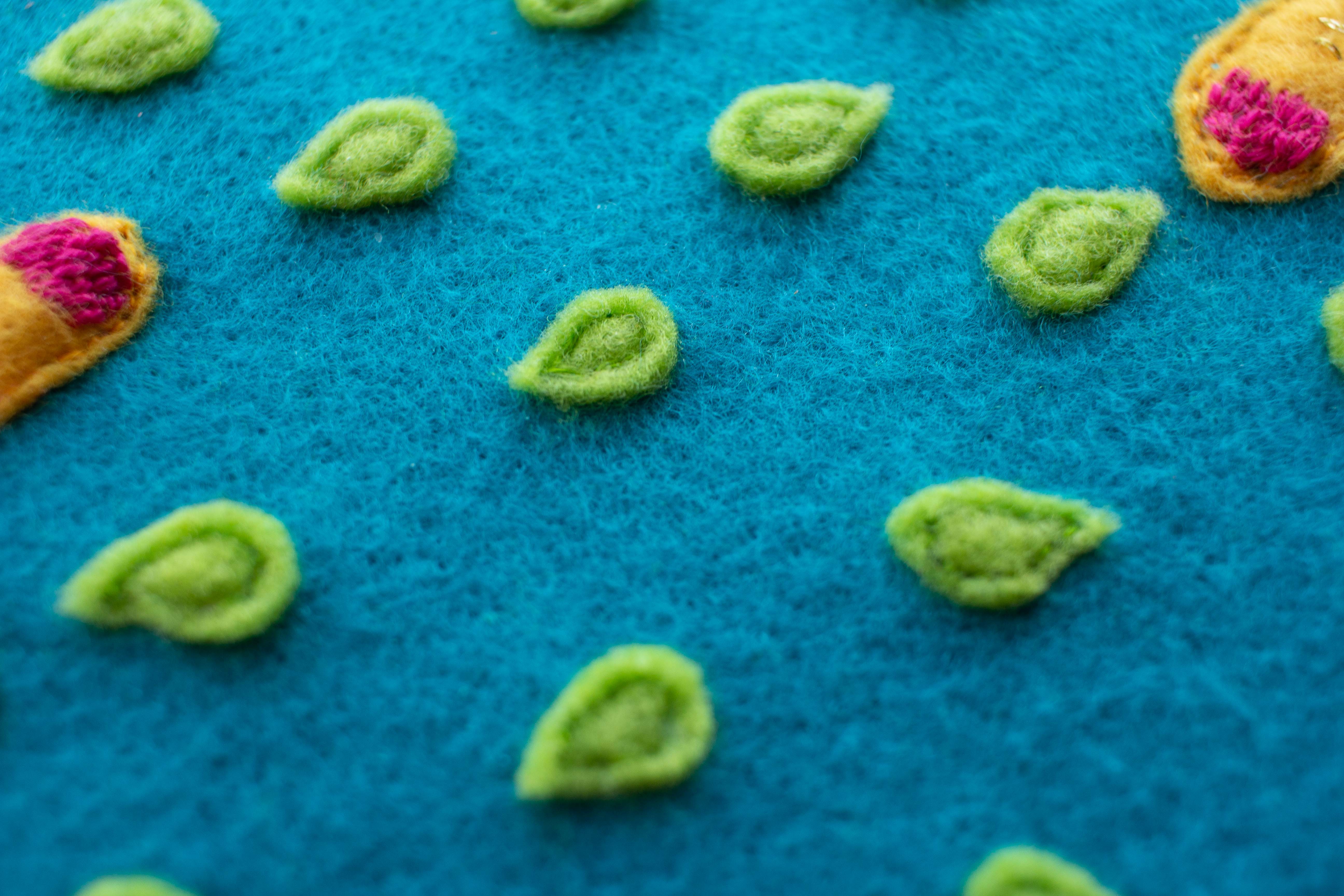 Si Llorar Está Prohibido, Llorá Hasta Por Las Manos – VIOLETA MORA